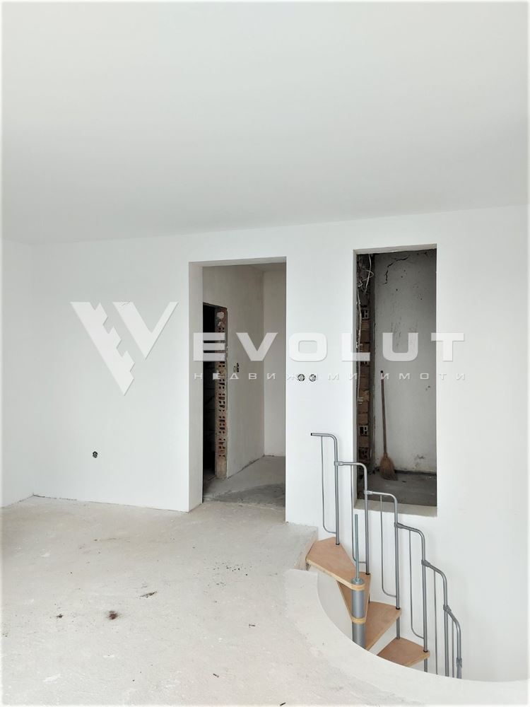 EVOLUT - Тристаен тухлен апартамент в района на Зимно Кино Тракия, Варна