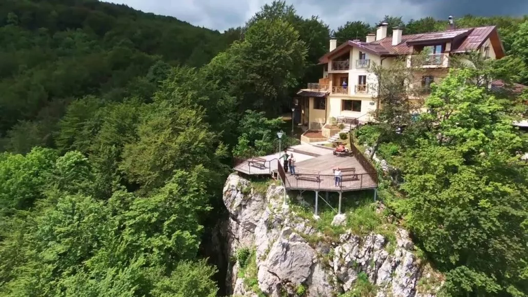 Туристическият шедьовър 'Балканци' на Узана с невероятна оферта за ...