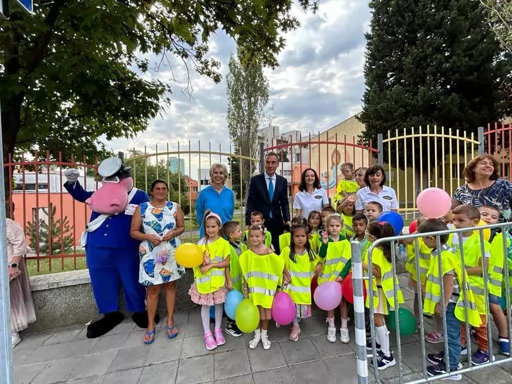 Над 24 000 ученици прекрачиха училищния праг в Бургас снимки